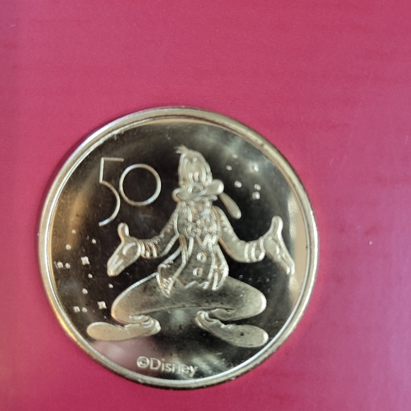 Disney | Other | Goofy Walt Disney World 5th Anniversary Gold Metal ...